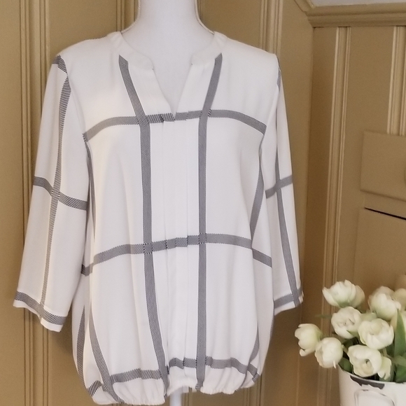 41 Hawthorn | Tops | Beautiful White Blouse With Modern Pattern Stripe ...